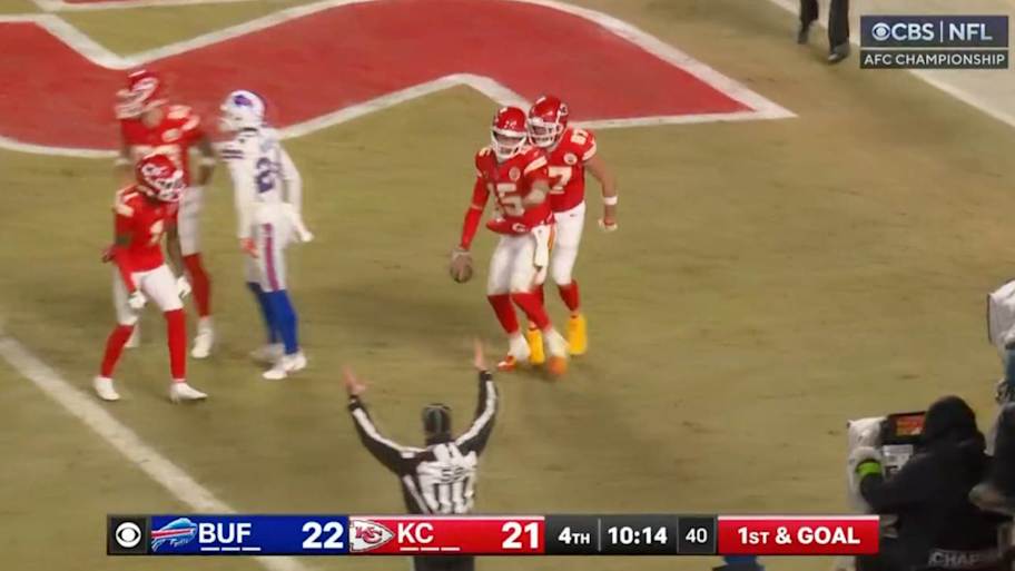 Patrick Mahomes Roasted for Embarrassingly Bad Spike Attempt After TD ...