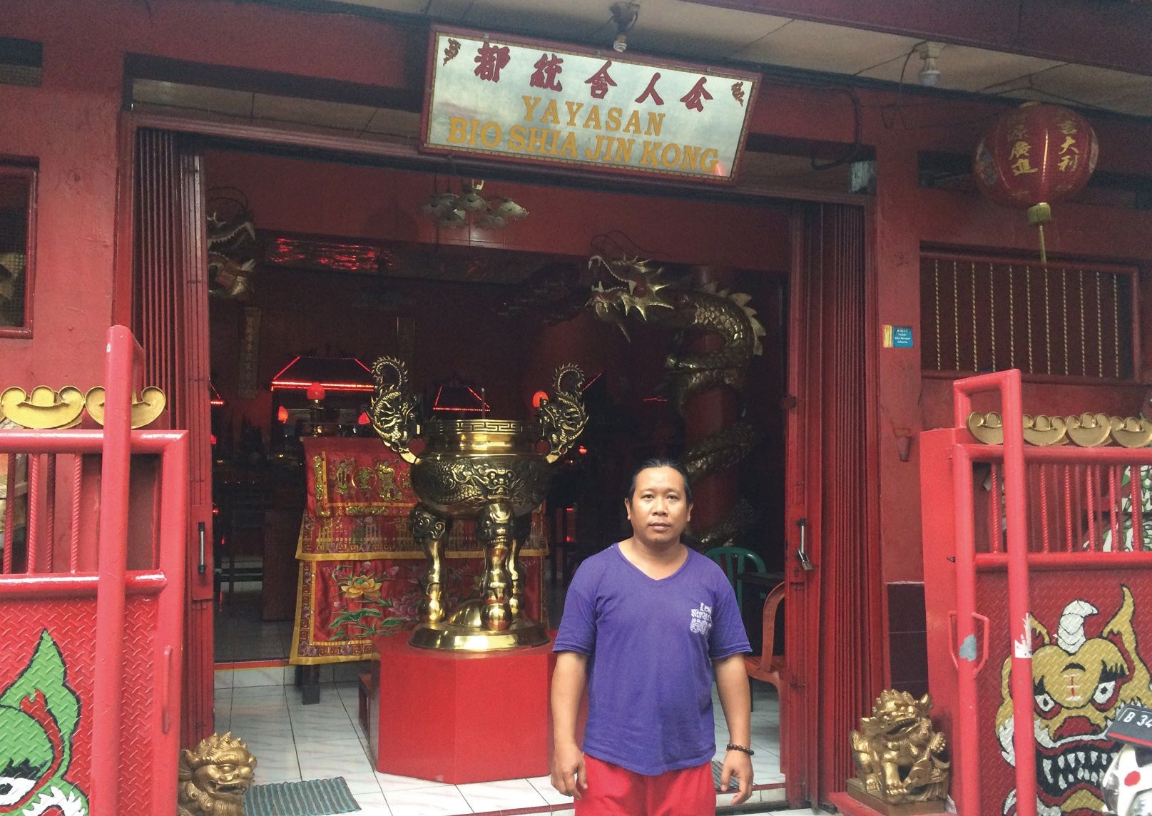 Kisah Teddy Candra Jaya, Pria Muslim yang Menjaga Kelenteng Shia Jin ...