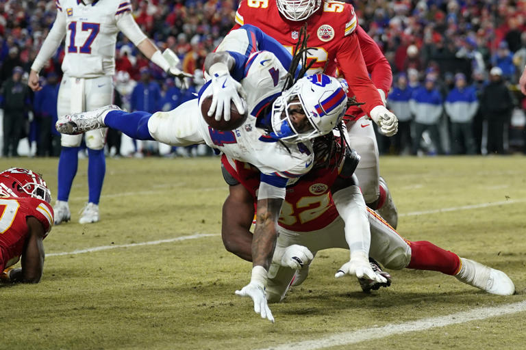 Bills RB James Cook makes an unreal leap to score TD