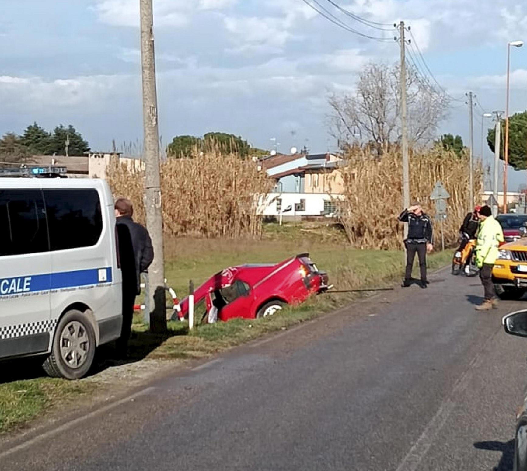 Finisce con l’auto nel fosso Finisce con l’auto nel fosso