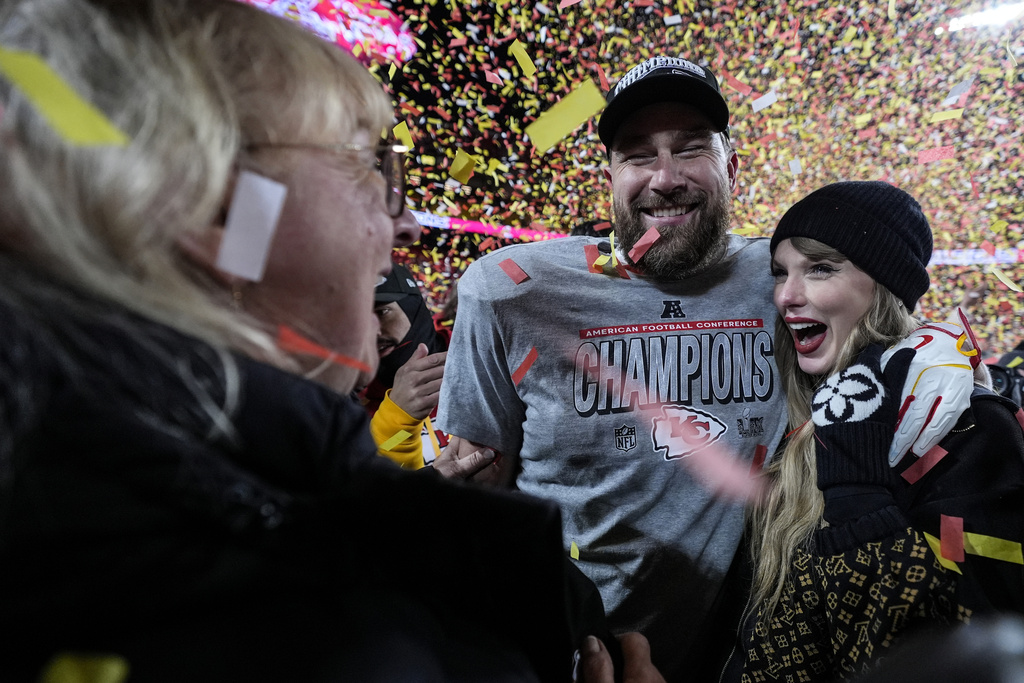 Taylor Swift watches boyfriend Travis Kelce and the Chiefs beat the ...