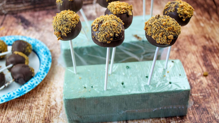 If You Love Reese's Cups, You'll Love These Cake Pops! Reese's Peanut ...