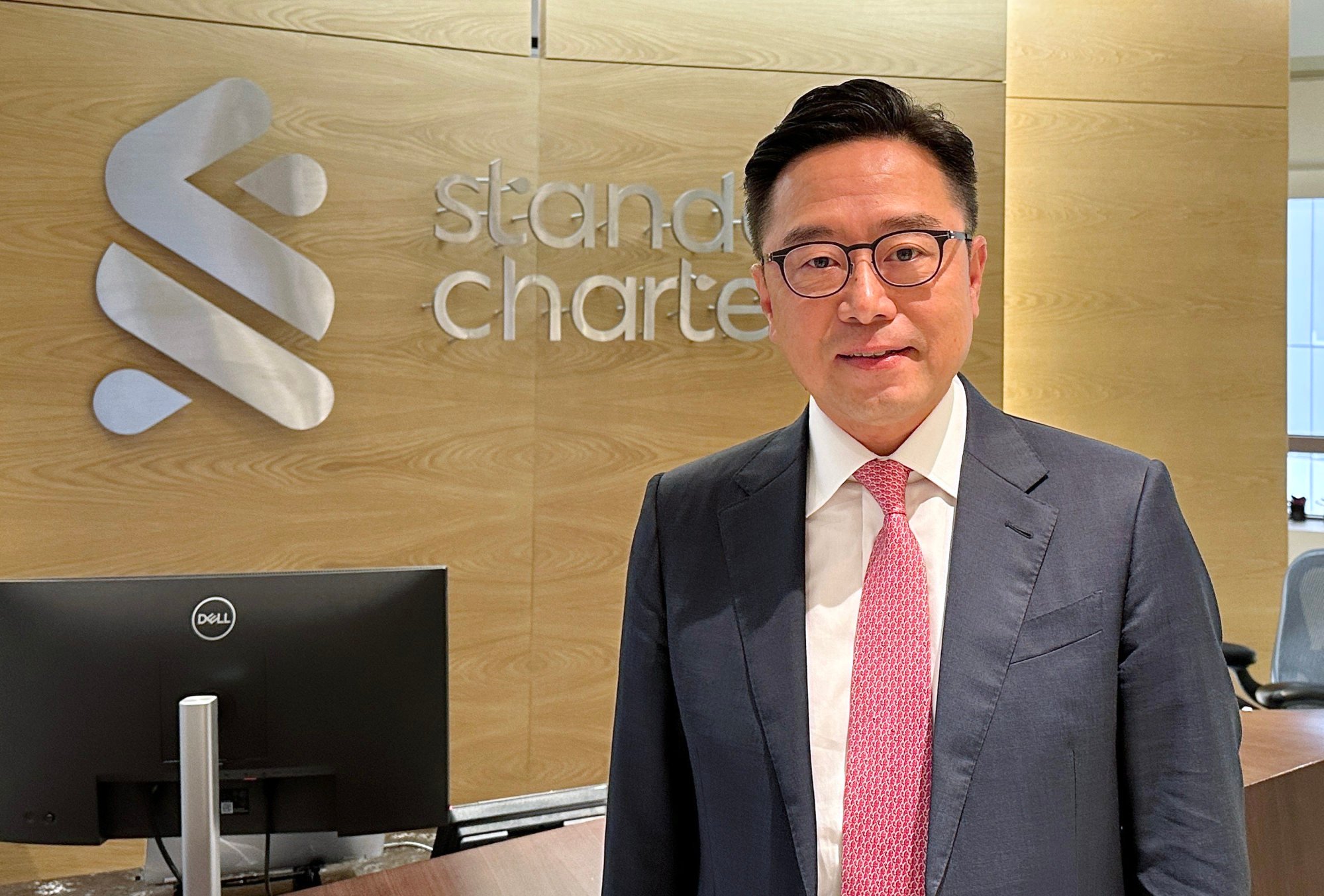 Standard Chartered banks on yuan assets amid US-China tensions, Trump risks