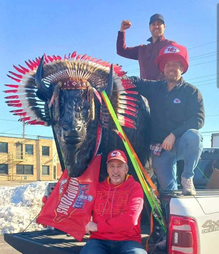 Kansas City couple gives buffalo statue a special Chiefs makeover ...