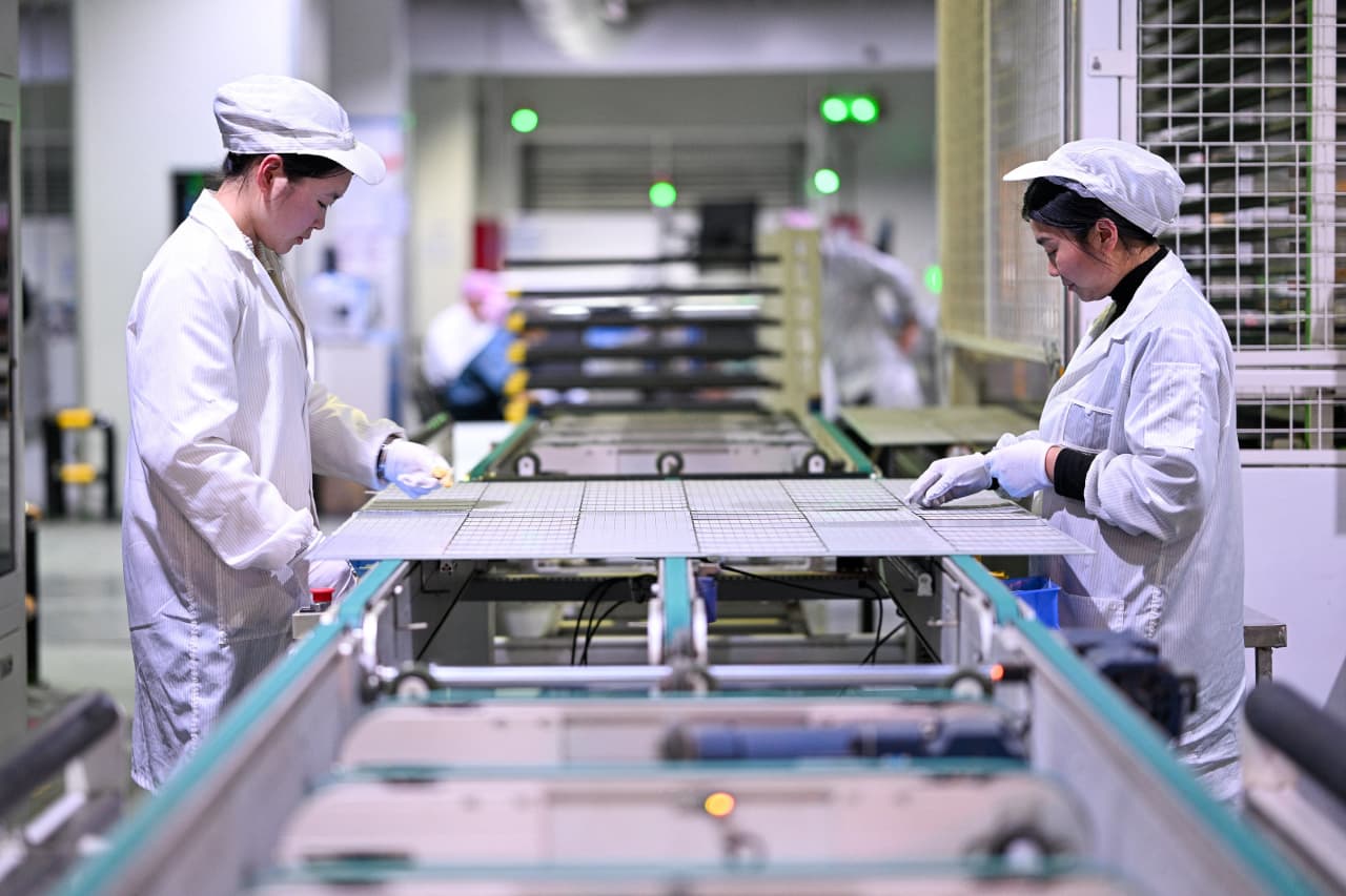 China Factory Activity Shrinks Ahead of Lunar New Year