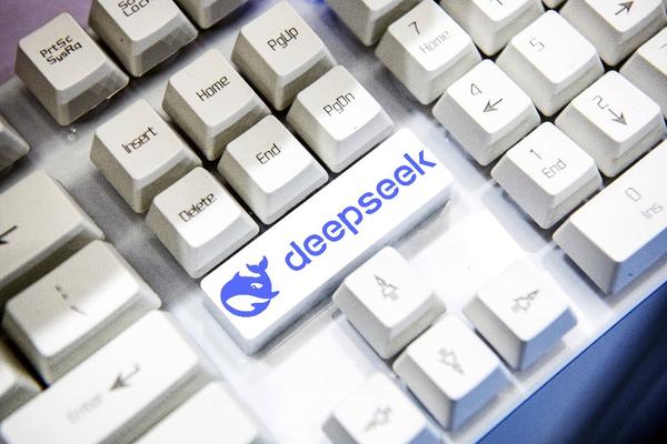 DeepSeek登顶！超越ChatGPT