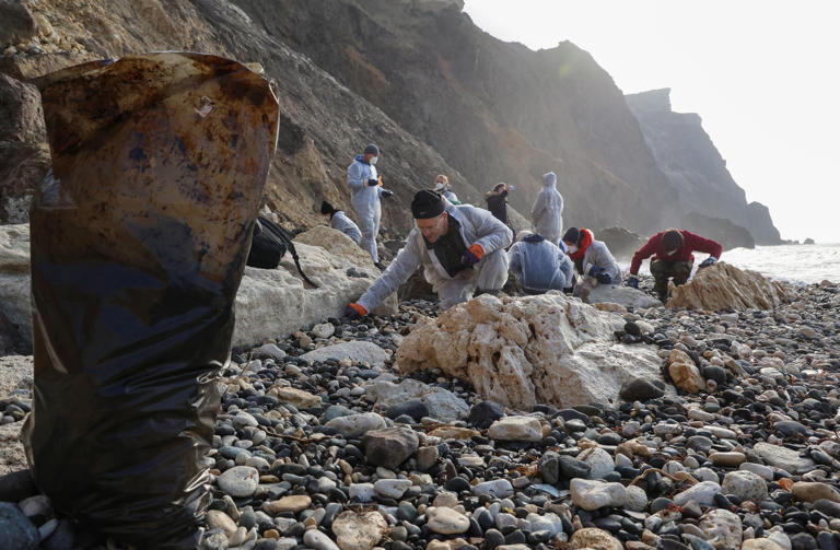 As Russian oil spill fouls beaches, locals fume over official response