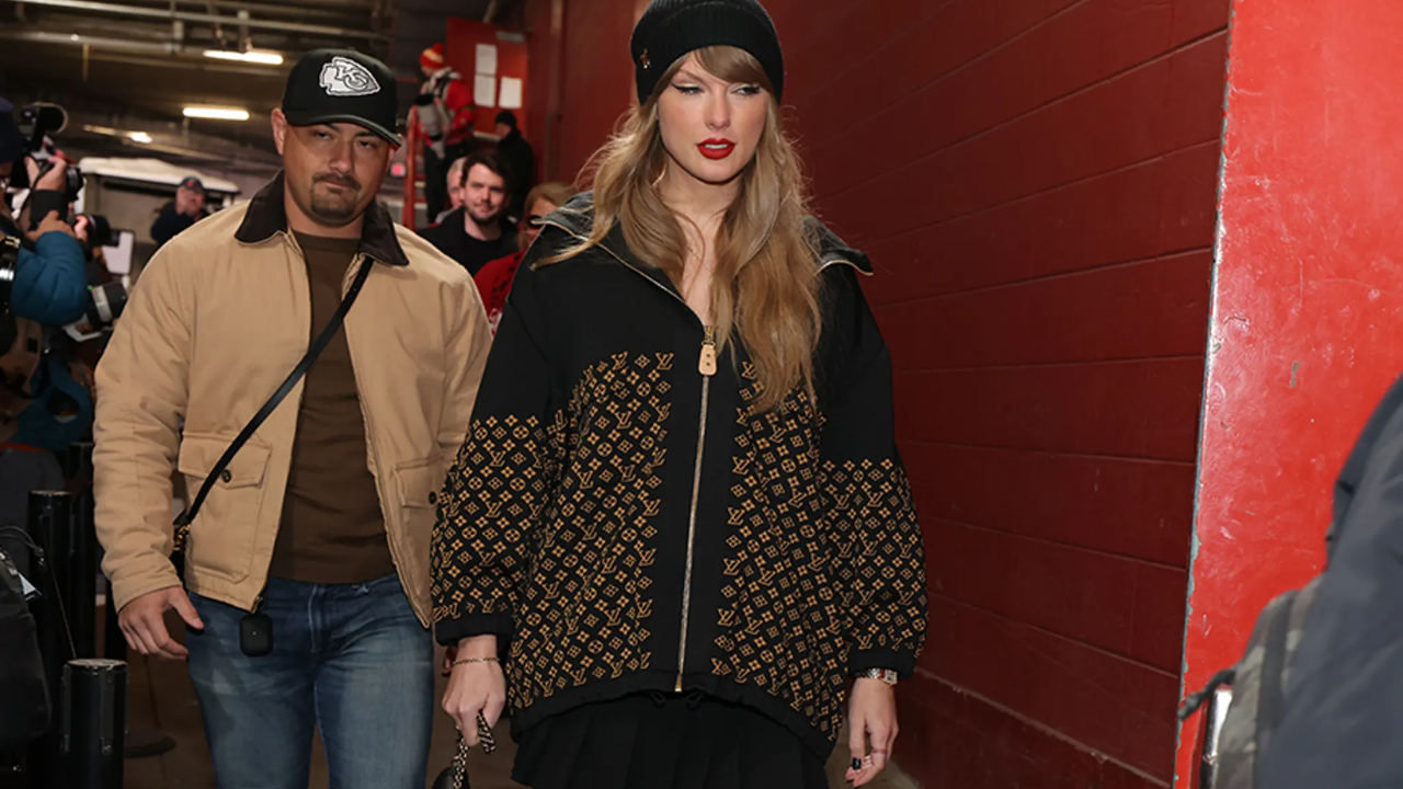 Taylor Swift flaunts an LV moment at boyfriend Travis Kelce’s match ...