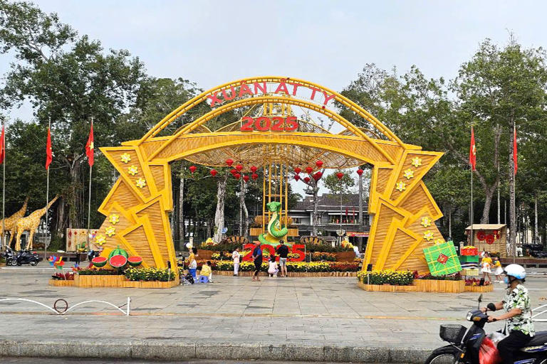 Trụ sở UBND tỉnh Sóc Trăng mở cửa cho người dân check in xuyên Tết