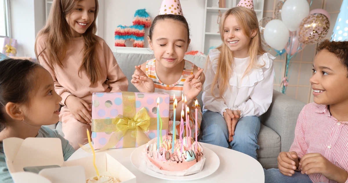 Mor i dilemma: Skal datterens mobber inviteres med til fødselsdagen?