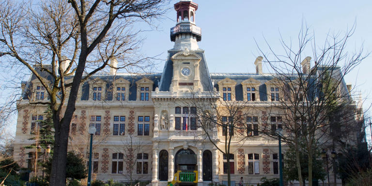 Paris : la mairie du 12e touchée par un spectaculaire incendie, pas de ...
