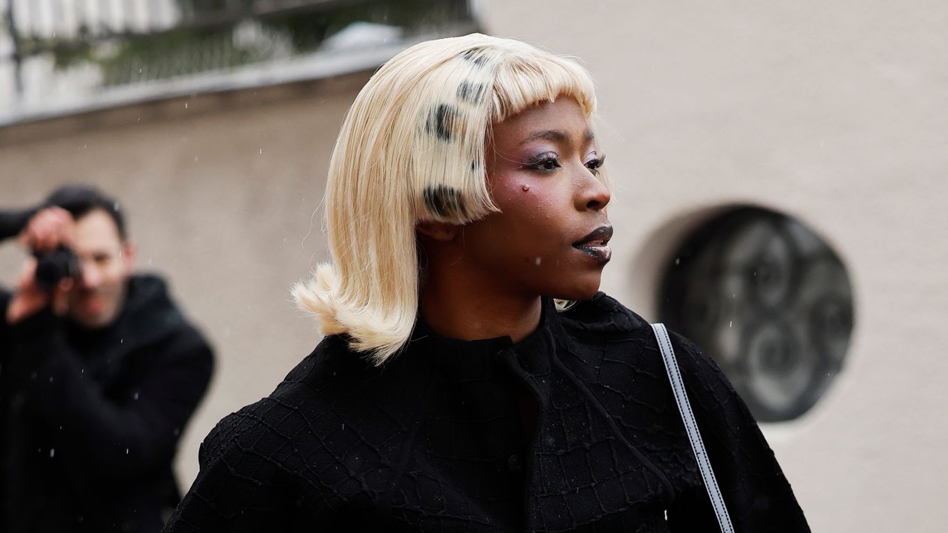 Qui est Theodora, la chanteuse qui bouscule les codes de la pop française