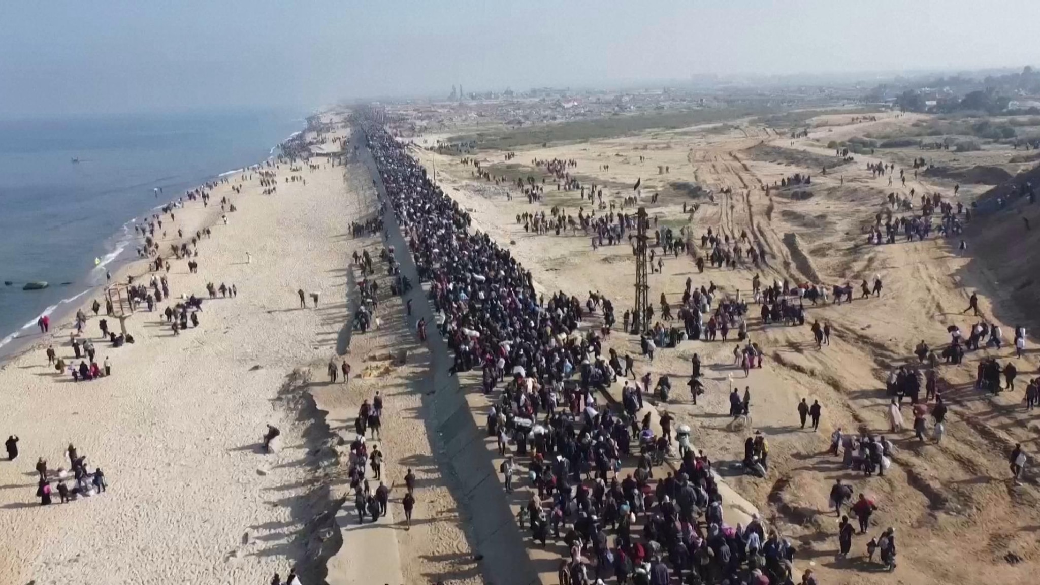 Migliaia di palestinesi in cammino verso il nord della Striscia di Gaza ...