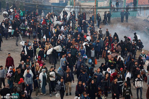 Thousands return to northern Gaza for first time since war began