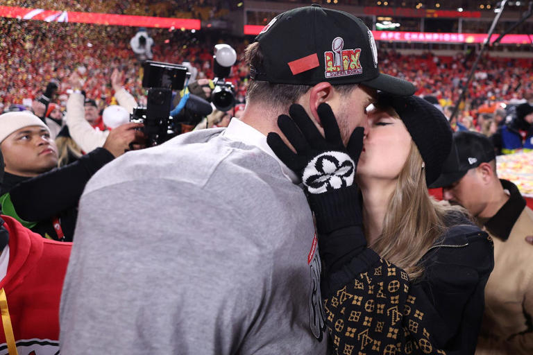 See Taylor Swift And Travis Kelce Kiss After the Chiefs Beat the Bills