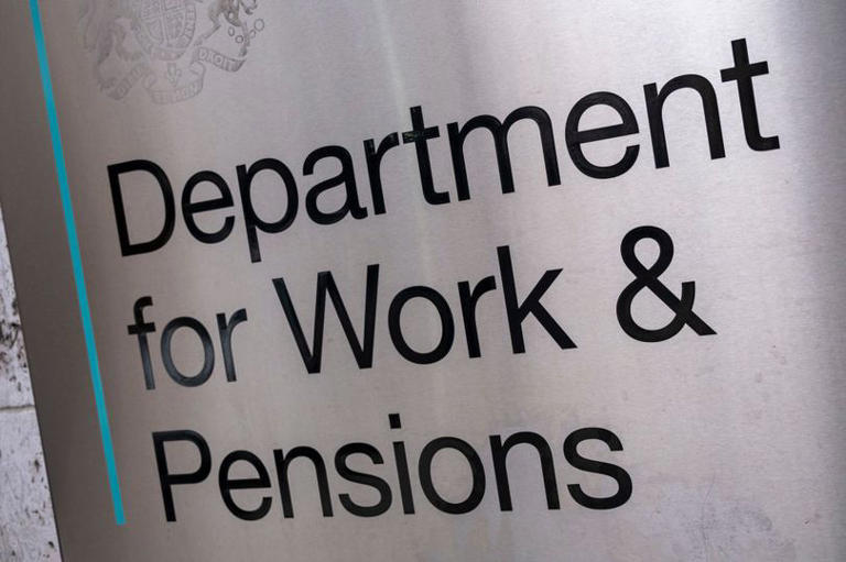 DWP warning as Universal Credit claimants told money will be cut when ...