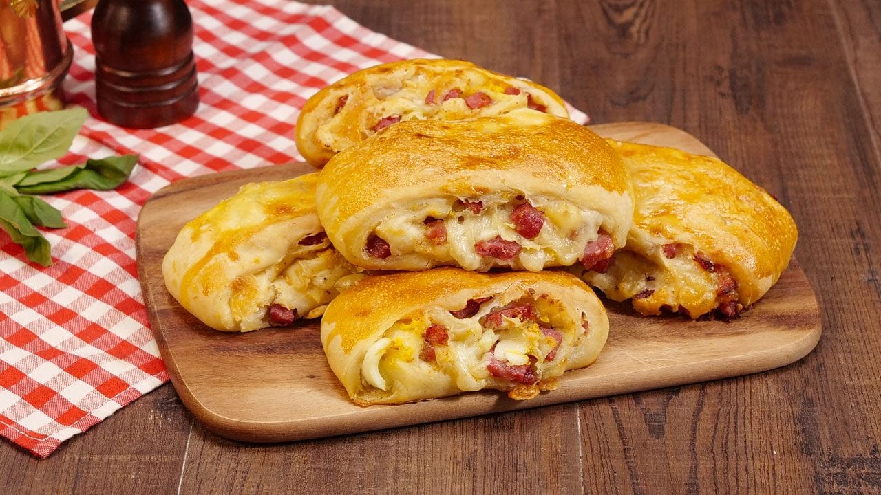 Panini napoletani: la ricetta partenopea dei rustici soffici e gustosi