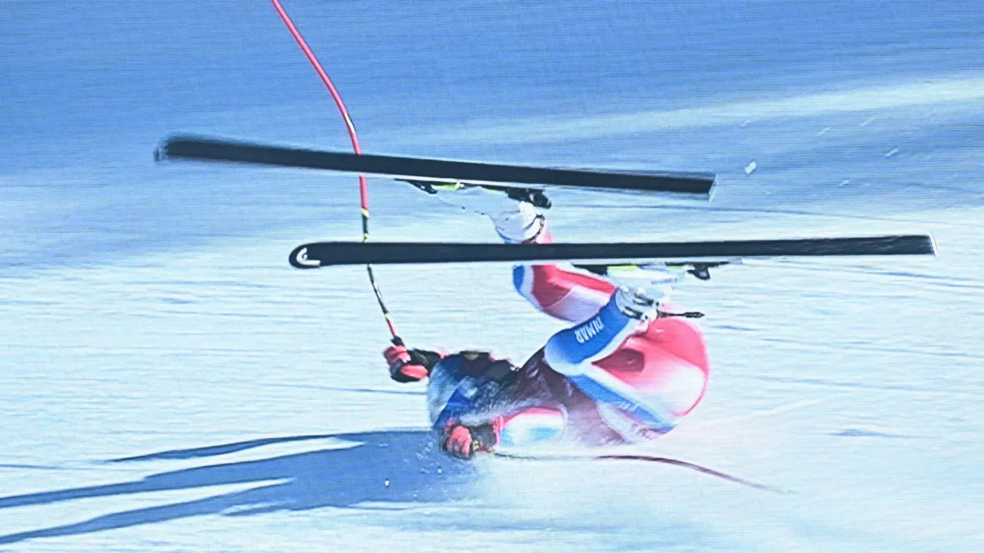 Gewelddadige crash op de piste, skikampioen belandt in het ziekenhuis. Foto