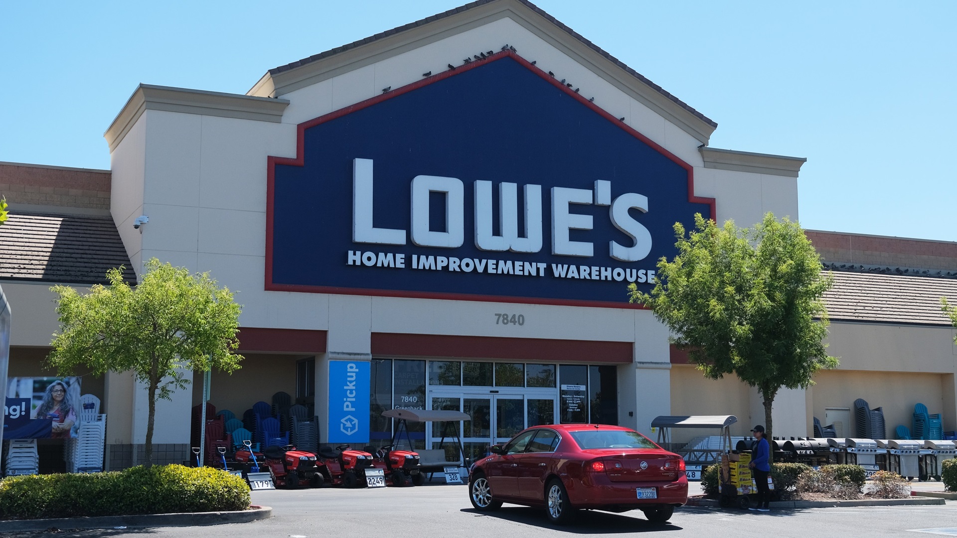 5 Name-Brand Items You Should Always Buy at Lowe’s