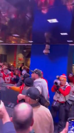 Fans cheer Taylor Swift and Travis Kelce after Chiefs’ playoff win