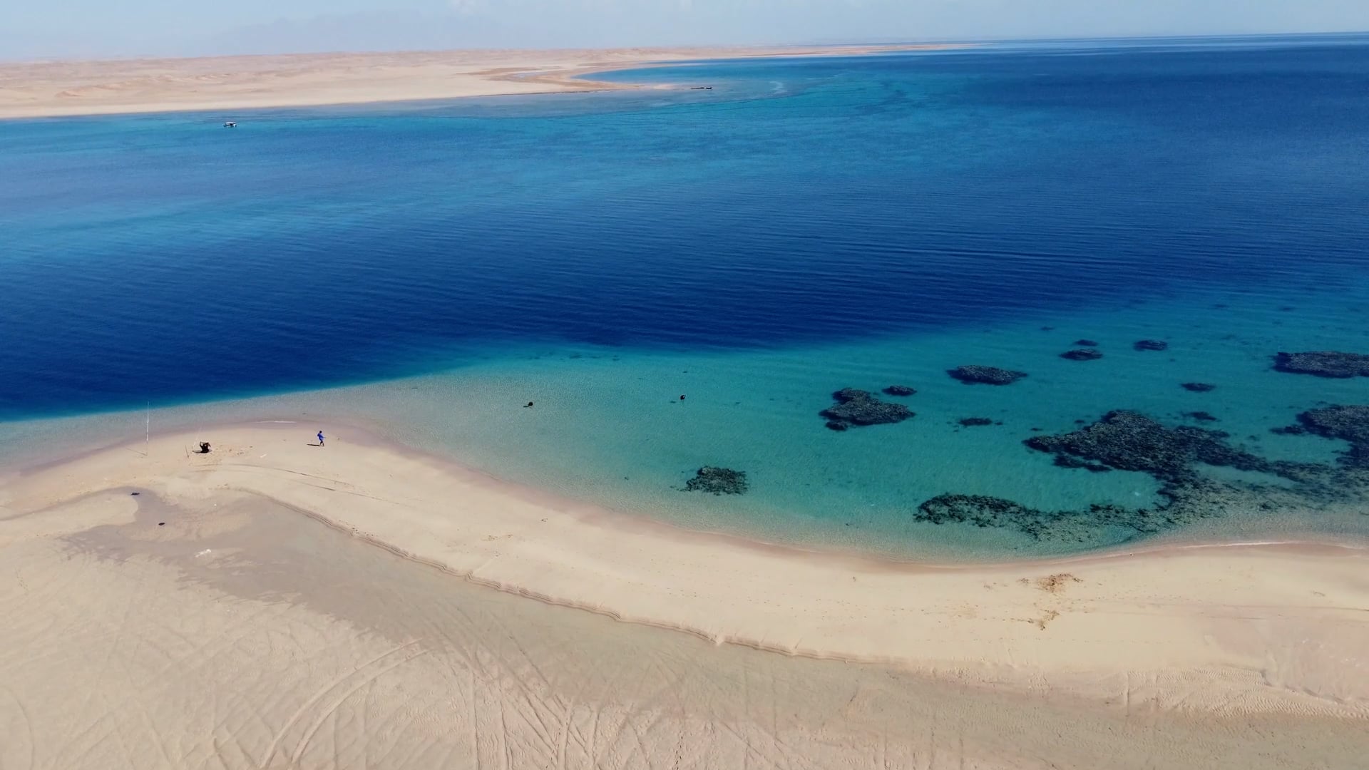 Mar Vermelho visto de cima: Imagens de drones de águas cristalinas e ...
