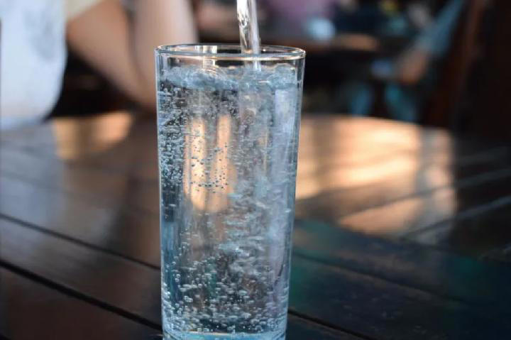 Manfaat dan Risiko Kesehatan Rutin Mengonsumsi Sparkling Water