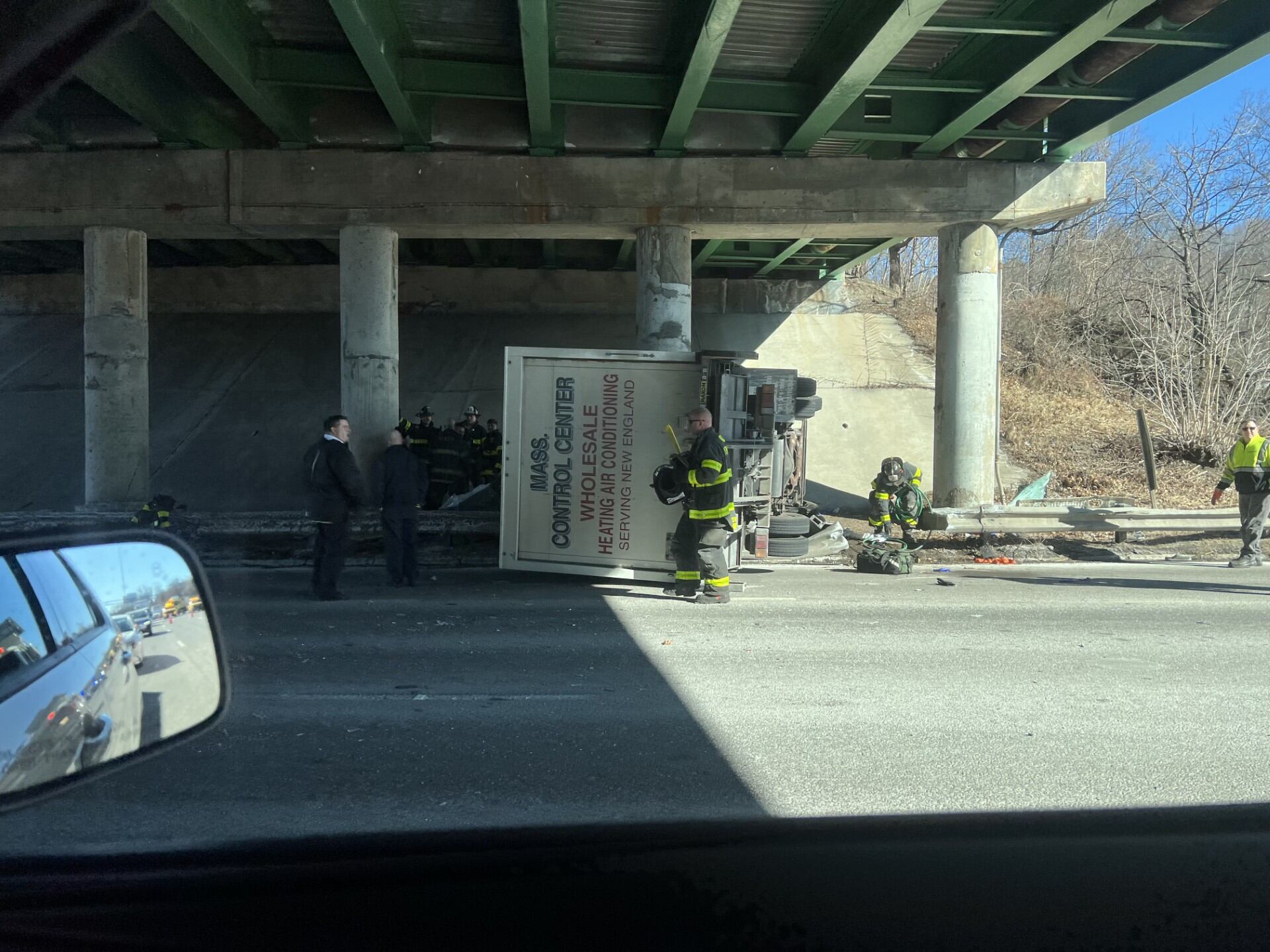 Driver seriously injured after box truck rolls over on I-95 in Newton