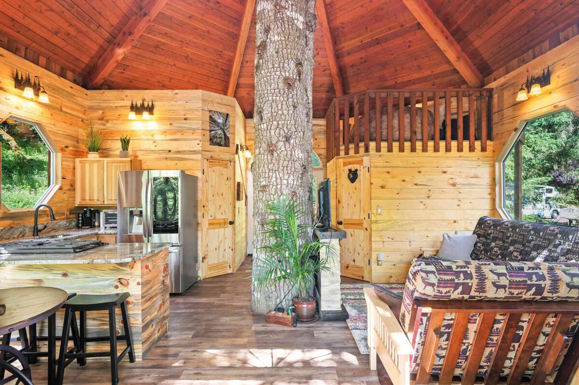 This Remote U.S. Tree House Has a Balcony, a Fire Pit, and Panoramic ...