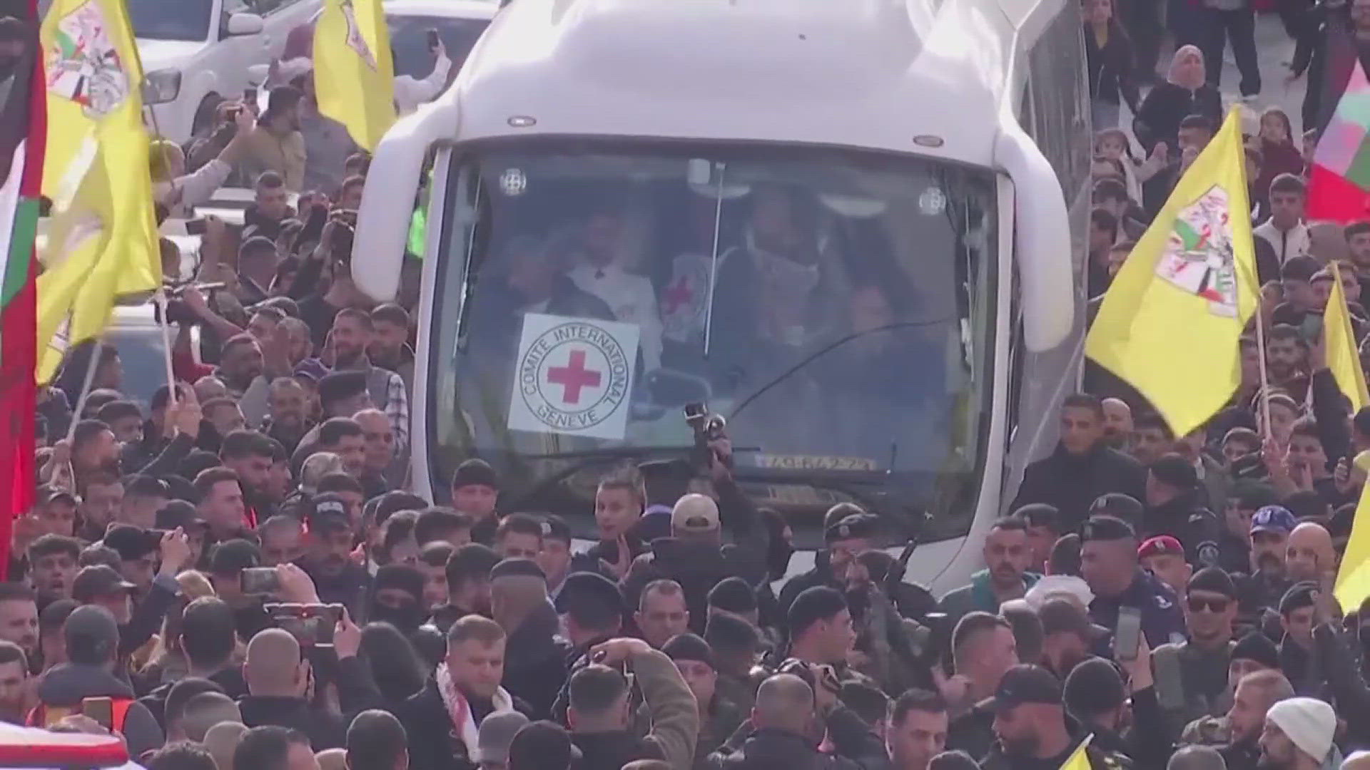 Palestinians return to Gaza