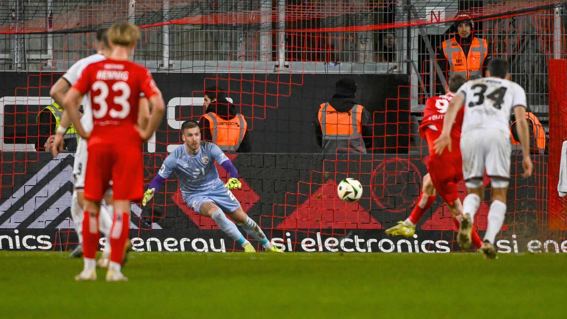 Official: Bayern Munich striker talent Jason Eckl moves to SpVgg ...