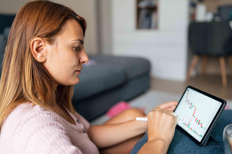 Put option vs. call option: When to sell