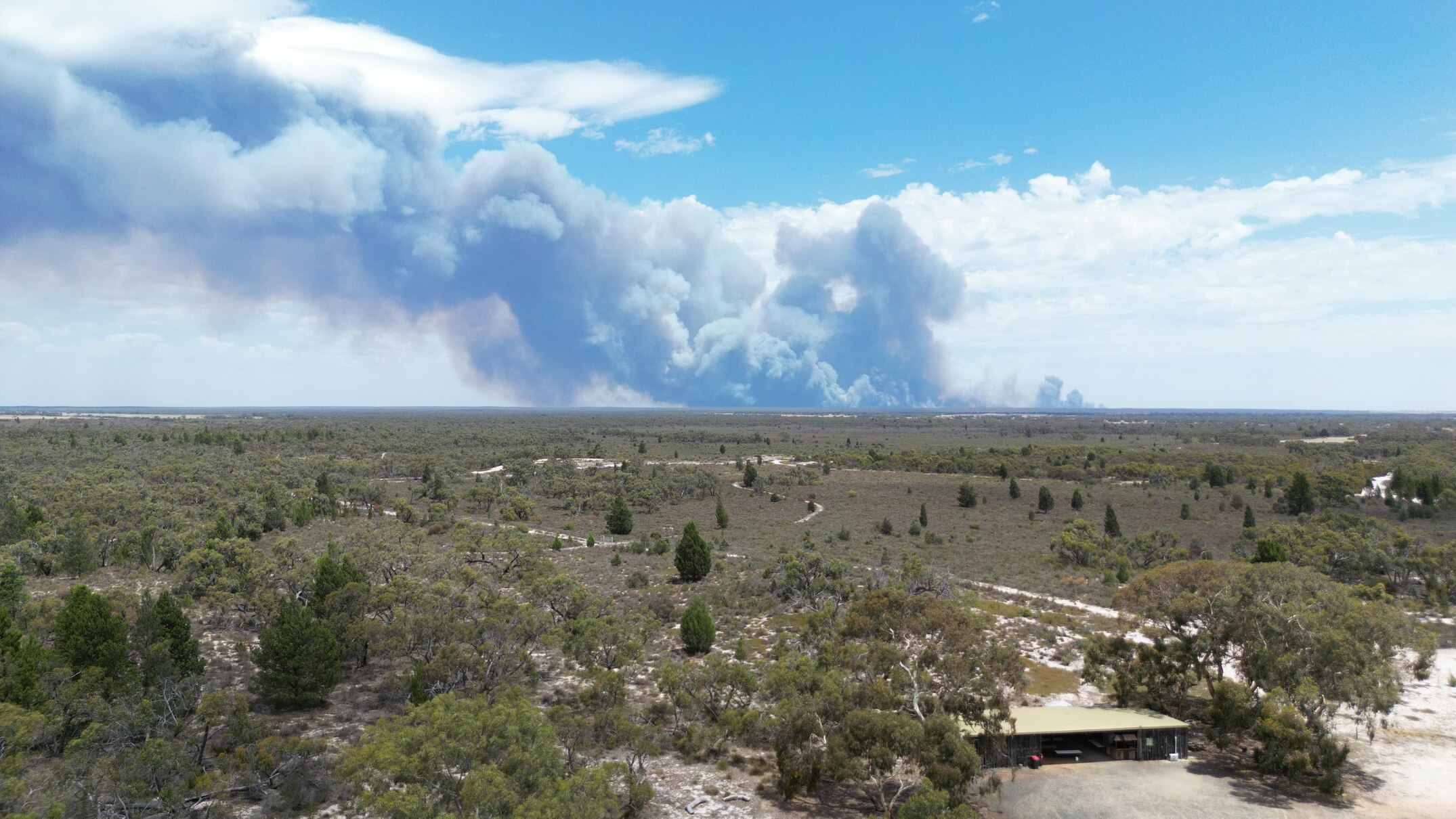 Bushfire in Victoria's west burns 65,000 hectares in a day, destroys ...
