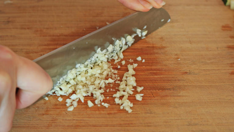 Six Basic Knife Techniques Everyone Should Know