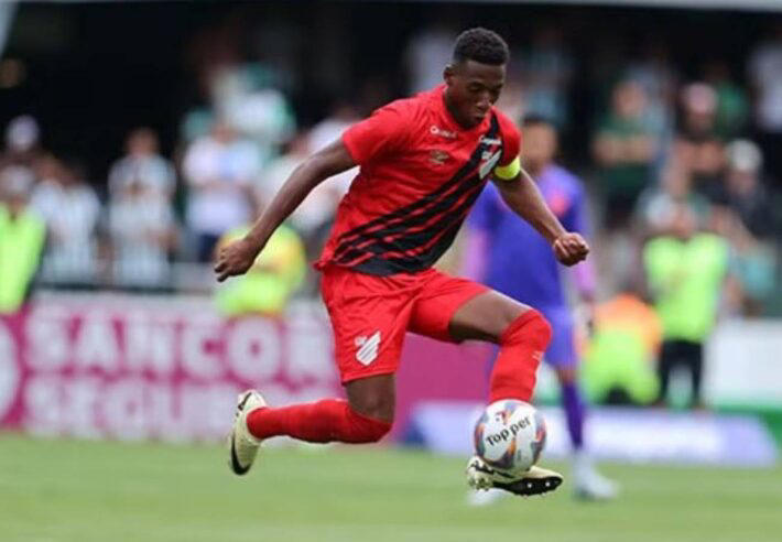 Léo, do Athletico-PR, presta queixa após caso de racismo: ‘Peço ...