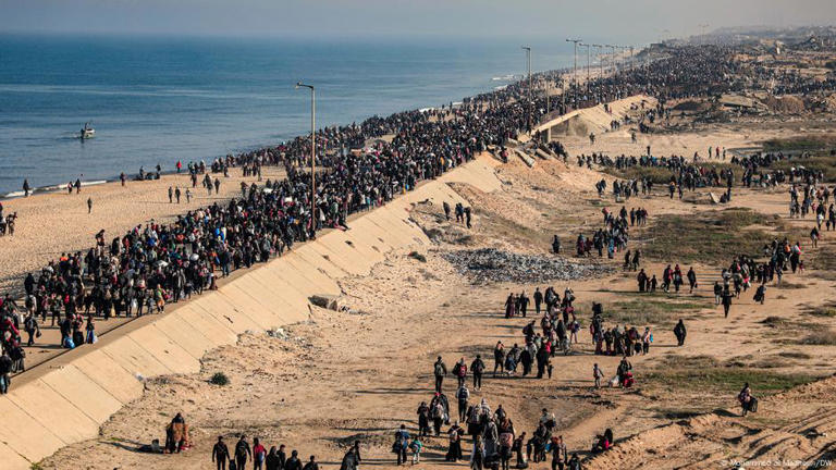 Gaza: Palestinians returning north feeling both joy and pain