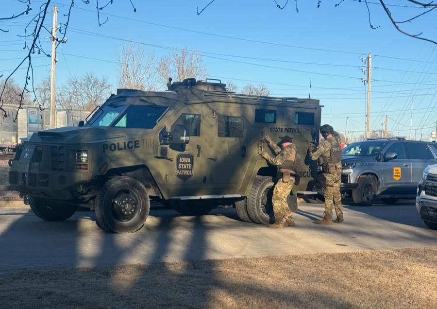 Suspect dead after being shot during standoff, Iowa DPS says