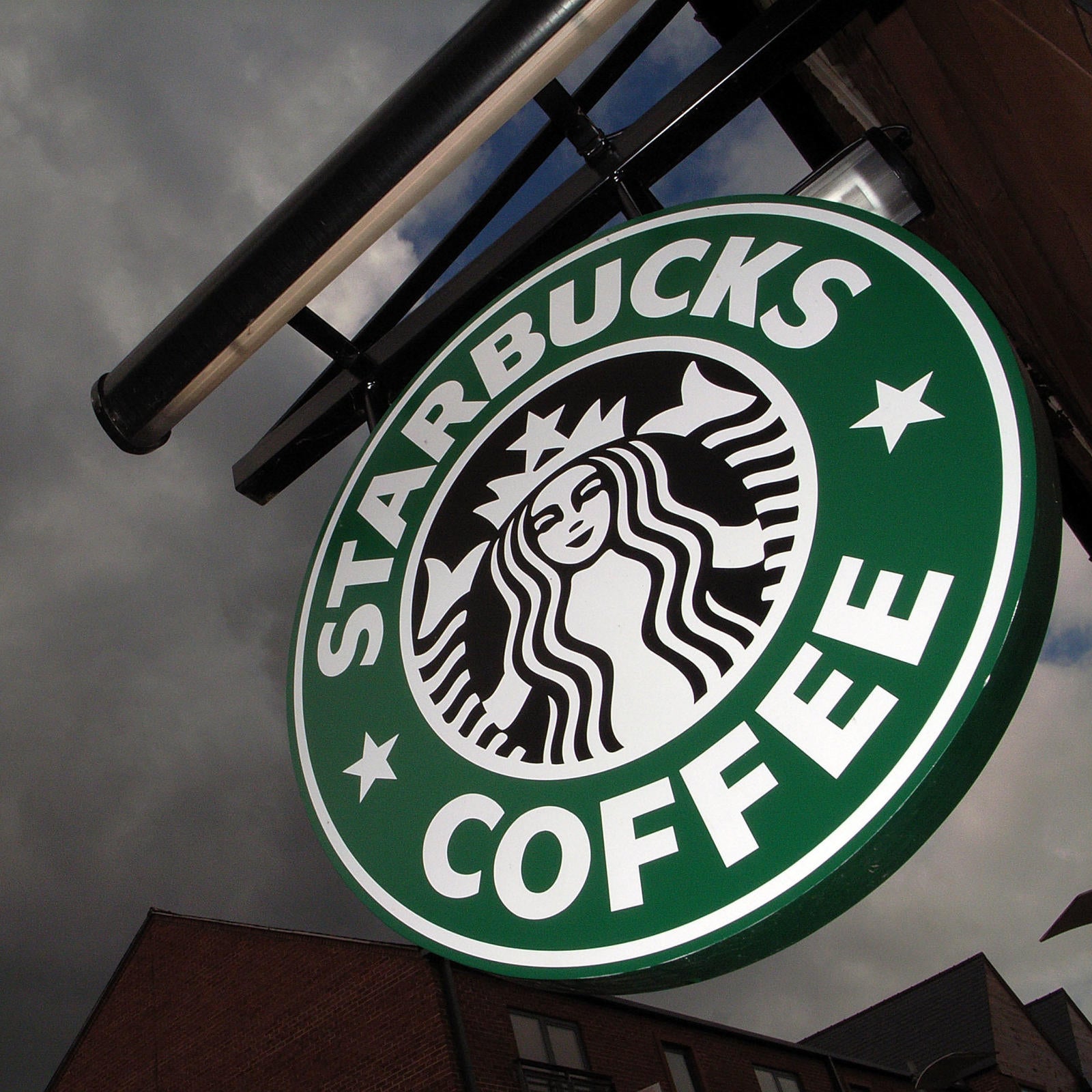 Starbucks brings back condiment bar, free refills on "for here" drinks