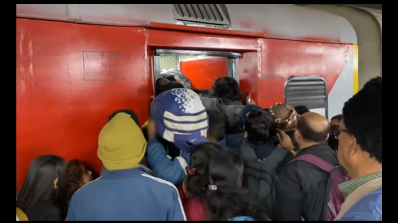 Delhi-Bound Train Passengers Fail To Board At Patna Junction Amid Poor ...