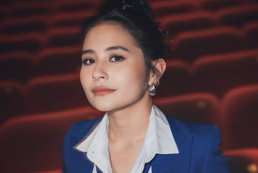 Prilly Latuconsina Berbalut Setelan Jas Saat Gala Premiere Film Perayaan Mati Rasa, Tampil Berbeda!