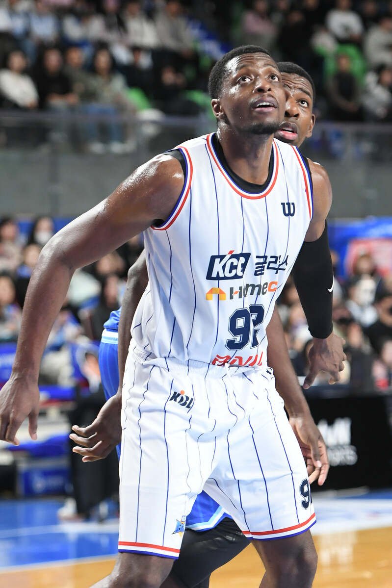 [BK 리뷰] '에피스톨라 결정적 활약' KCC, 한국가스공사에 접전 끝 승리... 3연승 '성공'