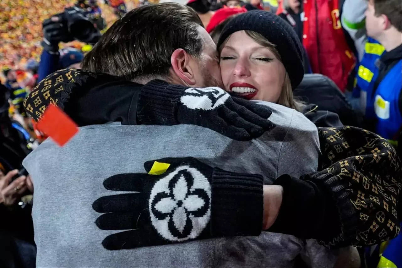 Taylor Swift's most exuberant hug after the Chiefs win over the Bills ...