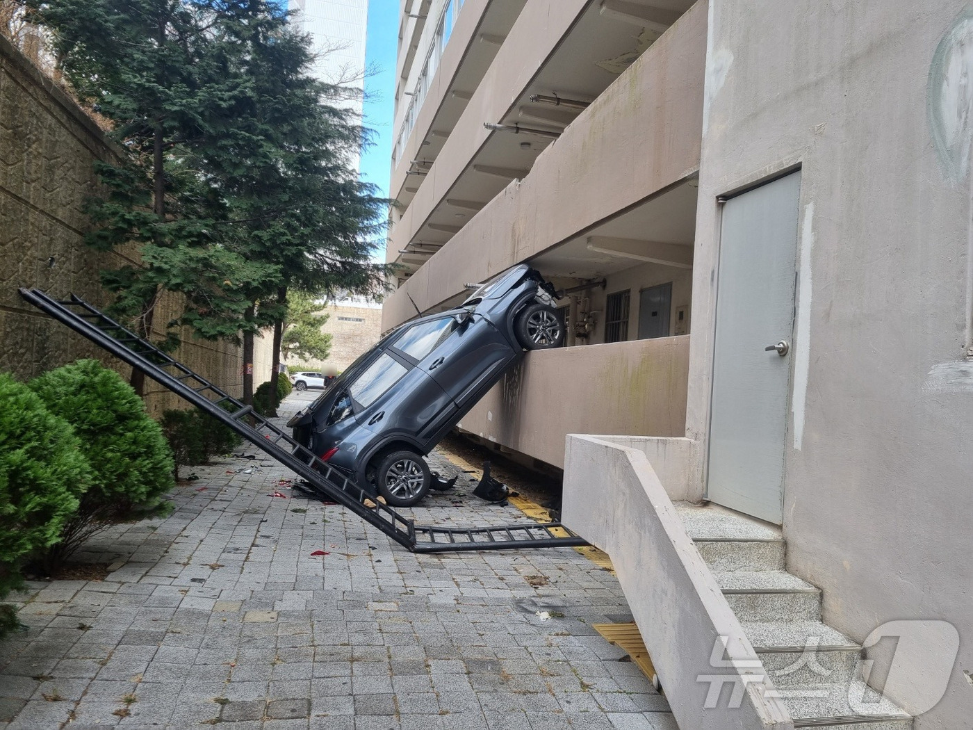 "자동차가 아파트 단지에 왜 떨어져" 부산진구서 SUV 5m 추락