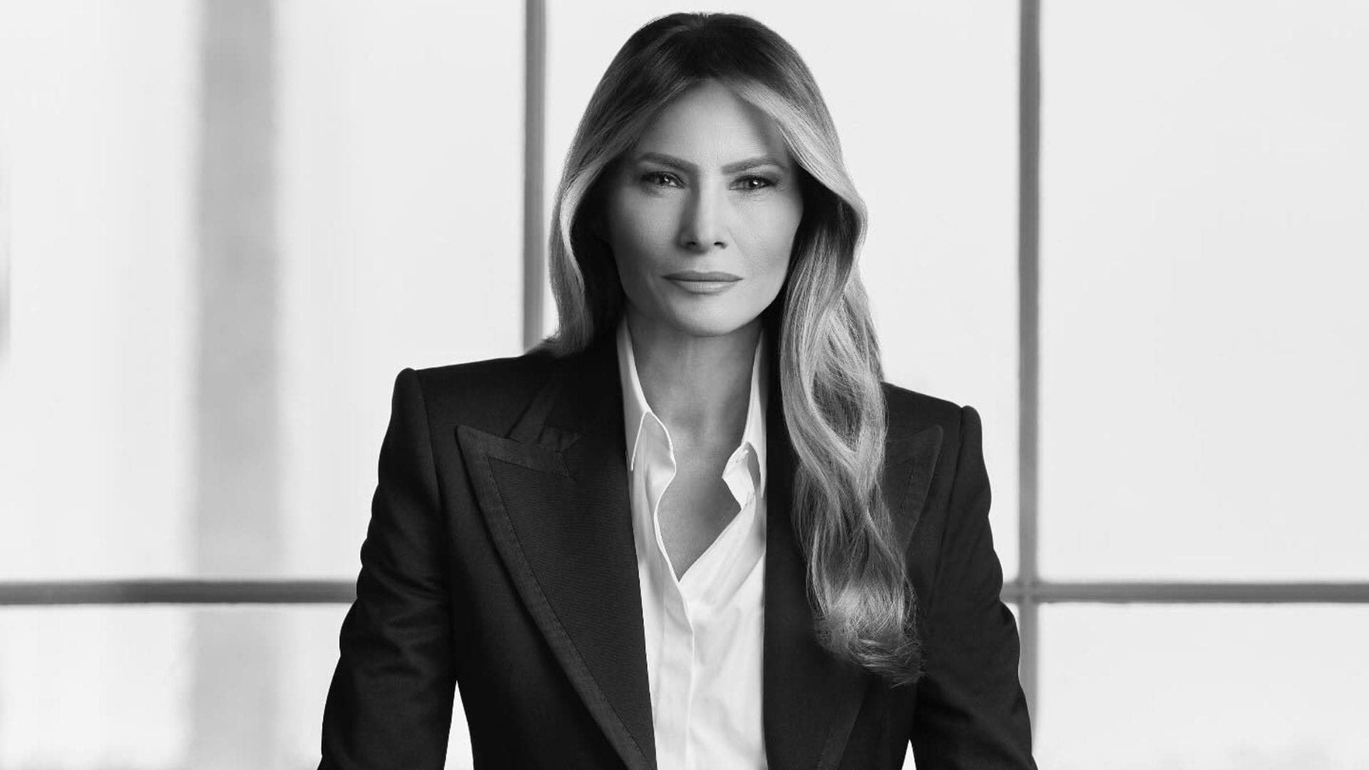 Melania Trump col power suit per il ritratto da First Lady: i simboli ...