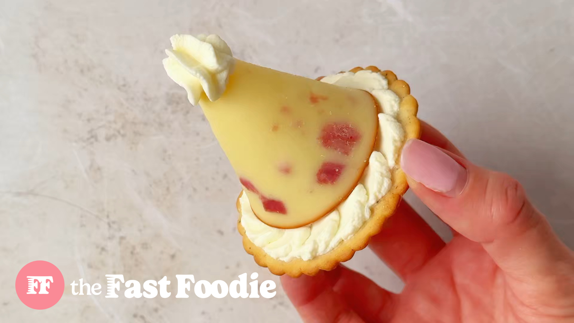 Chapeaux de fête au fromage, une idée d'amuse-gueule amusante et ...
