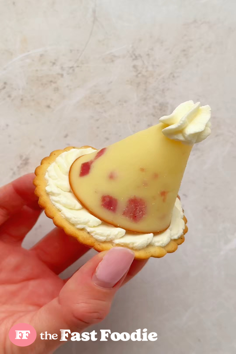 Chapeaux de fête au fromage, une idée d'amuse-gueule amusante et ...