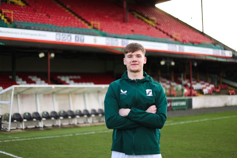 Glentoran defender Harry Murphy on the move after signing new deal