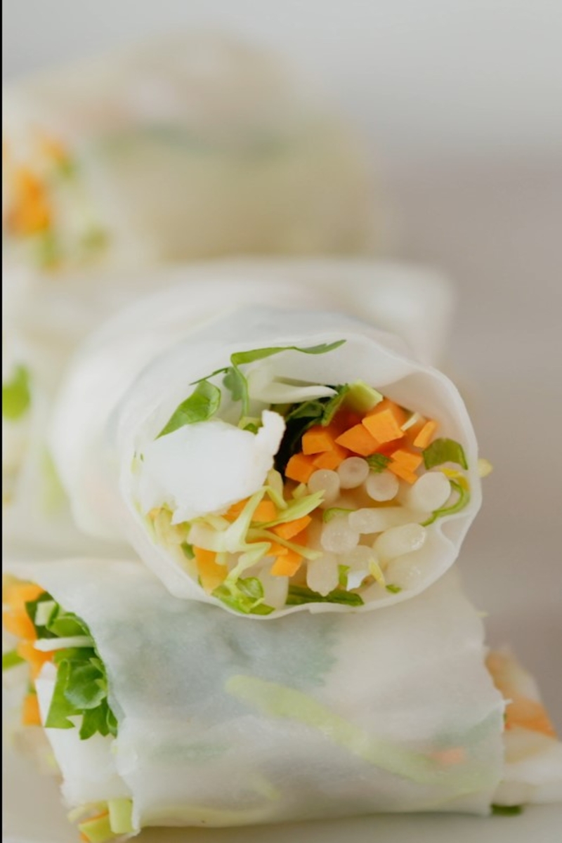 Involtini di carta di riso ai gamberetti con salsa di immersione allo ...