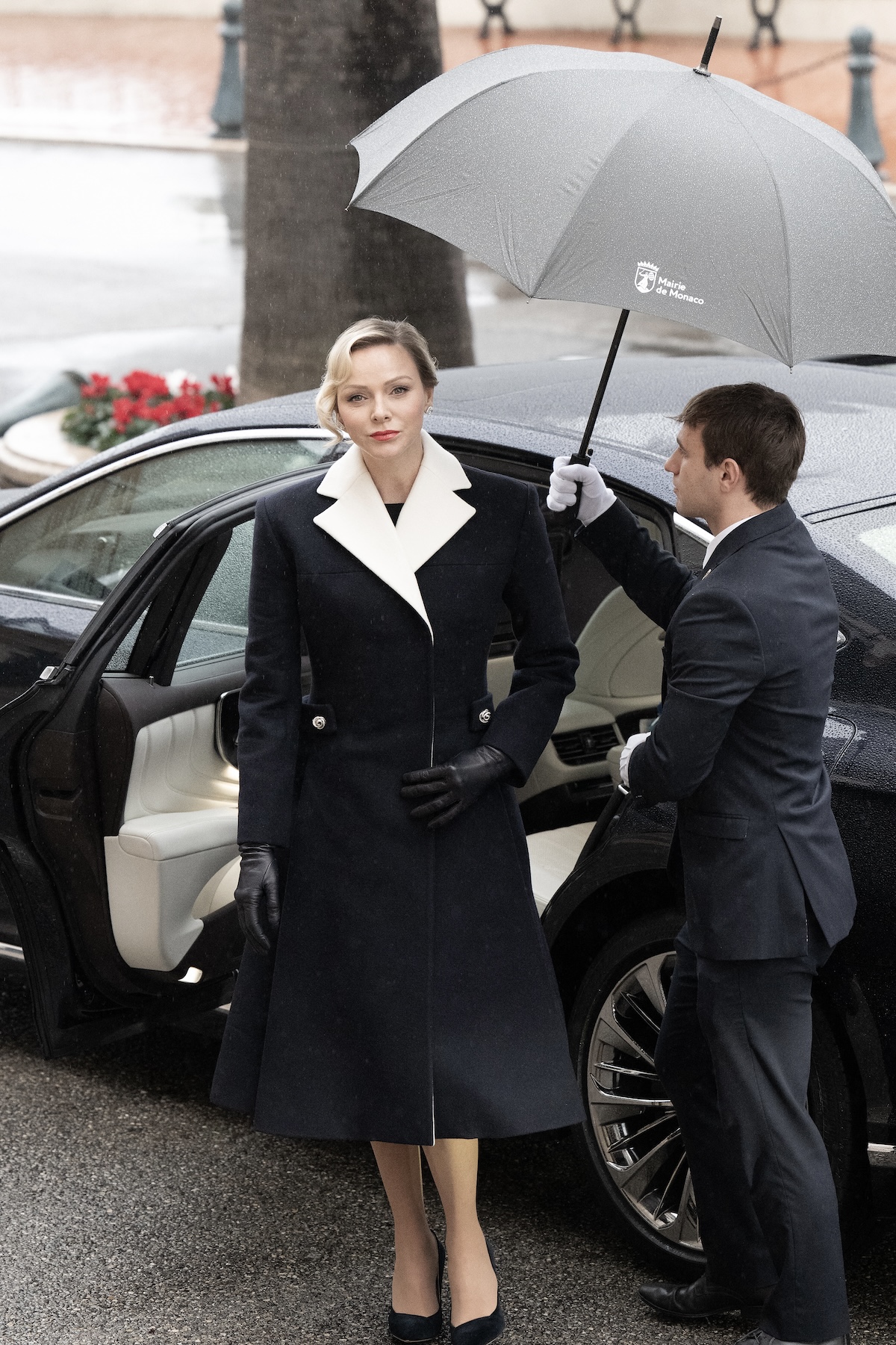 Charlene in klassiek chic bij traditionele dienst