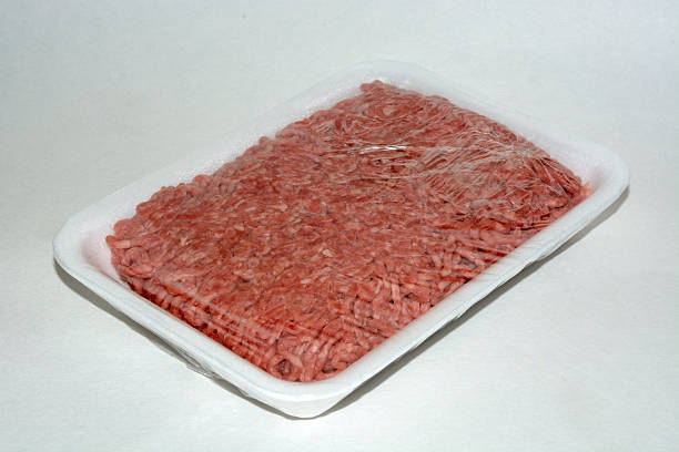 Carne vermelha ultraprocessada pode aumentar risco de demência, diz estudo