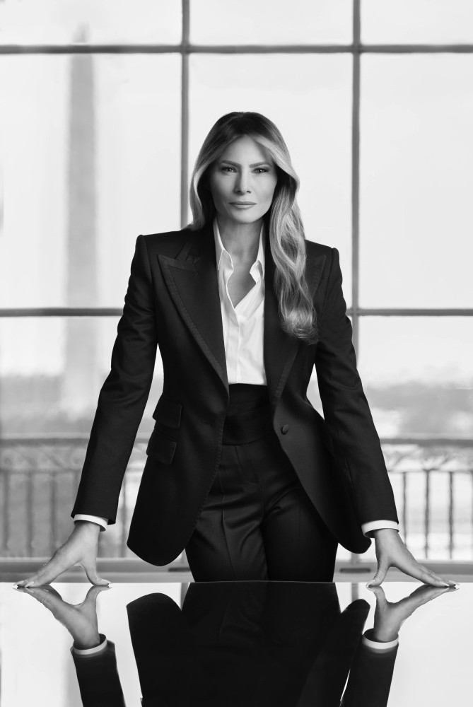 Melania Trump strikes powerful pose in new official portrait